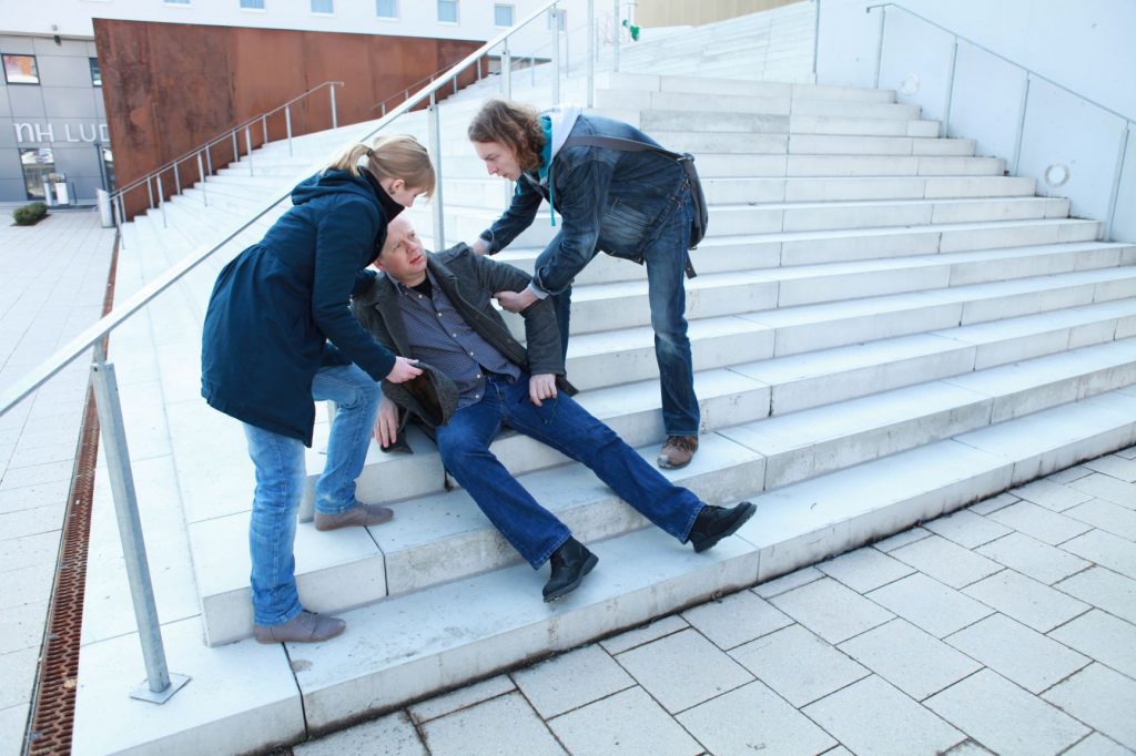 Wegsehen und -gehen ist keine Lösung: Zeigt Zivilcourage! | Zivile Helden